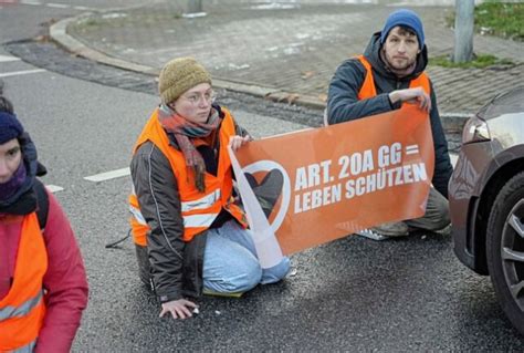 Klima-Kleber blockieren erneut wichtige Verkehrsader in Dresden | Blick ...
