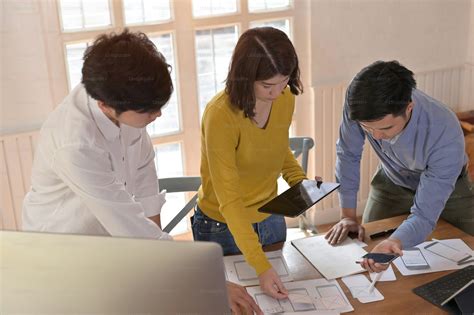 Ux Ui 개념 소프트웨어 개발자 작업으로 디지털 태블릿 및 종이로 작업하는 팀 개발자 사진 Unsplash의 사무실 이미지