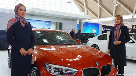 دختران زیبا و جذاب به عنوان مدل، در نمایشگاه خودروی تهران عکس طرفداری