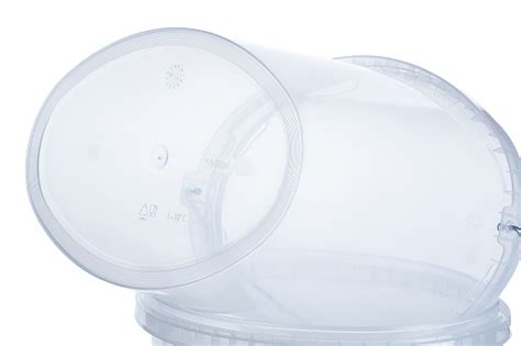 투명한 뚜껑이 있는 투명한 타원형 용기 5000ml 흰색 배경에 플라스틱 용기 흰색으로 격리된 식품 플라스틱 상자 식료품 또는 페인트용 제품 포장 접착제 프라이머 0명에