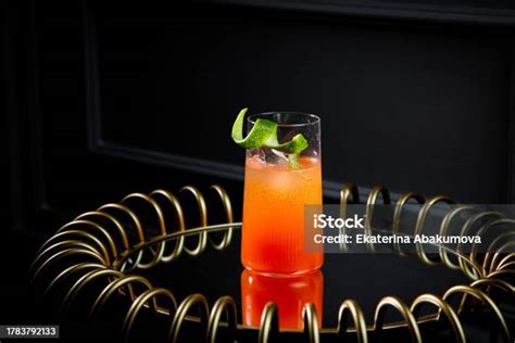투명한 유리잔에 라임 껍질과 그라데이션 색상이 있는 밝은 트로피컬 칵테일 측면 보기 0명에 대한 스톡 사진 및 기타 이미지 0명 가니시 섬 감귤류 과일 Istock