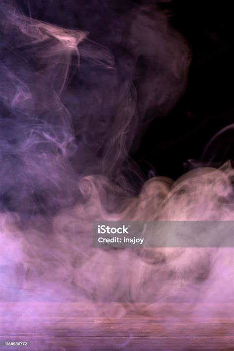 어두운 검은 색 배경과 나무 테이블에 고립 된 여러 가지 색상의 연기의 개념 적 이미지 드라이아이스에 대한 스톡 사진 및 기타 이미지 드라이아이스 전자 담배 연기 0