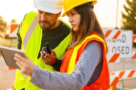 장벽을 설정하고 교통 거리 도로 및 고속도로 건설 사진 시리즈를 연출 하는 분야 히스패닉 노동자에서 디지털 태블릿 통신 교통에 대한 스톡 사진 및 기타 이미지 Istock