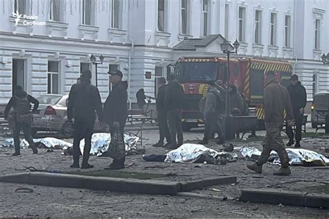 Радіо Війська Росії завдали ракетного удару по центру Сум загинуло щонайменше 20 людей У
