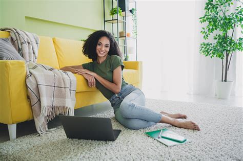 예쁜 젊은 여자의 전체 크기 사진 맨발로 편안한 카펫 녹색 인테리어 거실 아파트 실내 25 29세에 대한 스톡 사진 및 기타 이미지 25 29세 T 셔츠 검정 머리