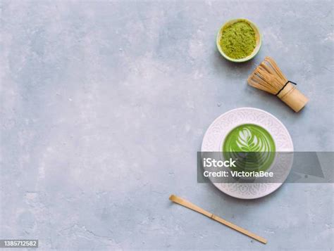 녹색 말차 라떼 음료 와 액세서리 일본 다도 컨셉 차샤쿠 숟가락과 차센 대나무 거품기로 말차 양조 라떼에 대한 스톡 사진 및 기타 이미지 Istock