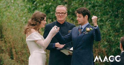 Ator De “sex Education” Casou Se E Quem Oficializou A Cerimónia Foi O Pai Da Série Veja As