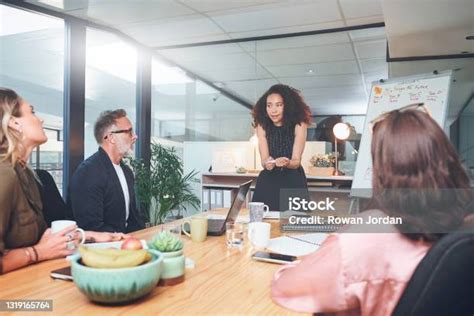 현대 사무실 회의실에서 동료에게 프리젠 테이션을 제공하는 젊은 사업가의 샷 20 24세에 대한 스톡 사진 및 기타 이미지 20 24세 25 29세 50 54세