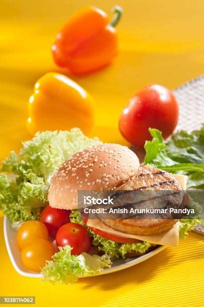 노란색 바탕에 체리 빨강과 노란 토마토와 양상추와 피망 치킨 버거 건강하지 못한 생활방식에 대한 스톡 사진 및 기타 이미지 건강하지 못한 생활방식 건강한 생활방식