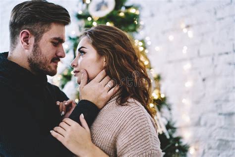 Feliz Pareja Cauc Sica Enamorada Divirti Ndose Juntos Cerca Del Hermoso Rbol De Navidad Foto De