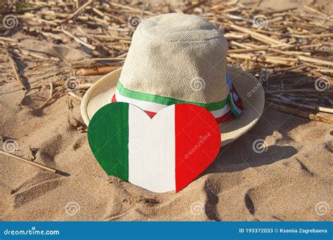 Corazón De Madera Y Sombrero De Paja Con Cinta De Colores Con Bandera