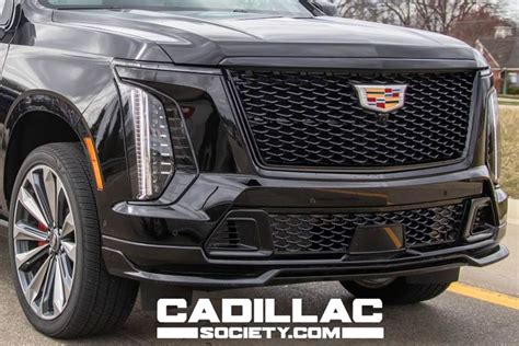 초대형 디스플레이 캐딜락 에스컬레이드 부분변경 실내외 디자인 포착