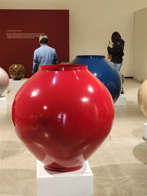 예술의전당에서 전시중인 손대현 인간문화재 선생님 전시회 다녀왔어 첫입구부터 건칠 달항아리 크기에 압도 당했어 정말 사람의 손은 어떤 기계보다 더 정교하다는걸 느낀 하루 모든