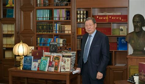 📚Эрдэм шинжилгээний номын санд ОХУ д хэвлэгдсэн судалгааны ховор ном бүтээл хандивлав Чингис