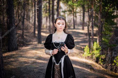 Retrato De Una Joven Y Hermosa Mujer Con Un Vestido Medieval Negro Con