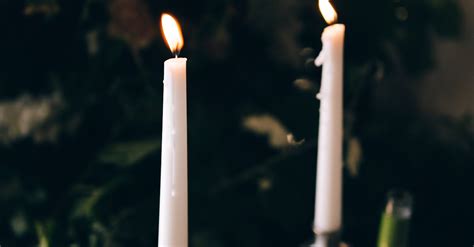 고요한 고요함 꺼질 것 같은 낭만적인 달래는 따뜻함 럭셔리 로맨스 무드 조명 미묘한 조명 부드러운 빛 분위기 불꽃 불이 붙은 불타는 촛불 수직