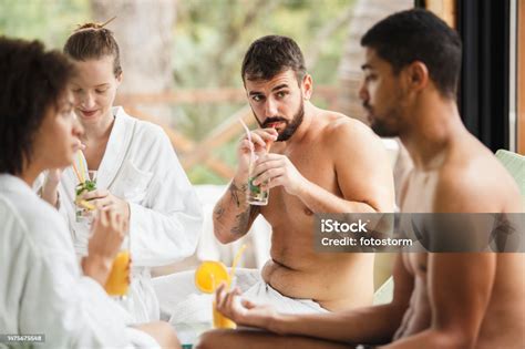 상쾌한 음료를 즐기고 수영장 옆에서 이야기를 나누는 젊은 친구들 스파 온천에 대한 스톡 사진 및 기타 이미지 스파 온천 우정 남성 Istock