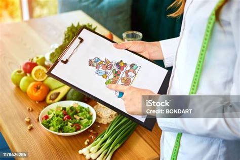 다양한 건강 식품을 배경으로 다이어트를 위한 도식 식 계획을 세우고 있습니다 체중 감량과 올바른 영양 개념 음식 피라미드 먹기 개념에 대한 스톡 사진 및 기타 이미지