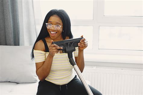 집에서 진공 청소기를 사용하는 아프리카 계 미국인 여성 미국에 대한 스톡 사진 및 기타 이미지 미국 사람들 사진 이미지 Istock