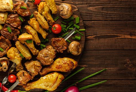 토마토와 파를 곁들인 나무 테이블에 닭고기와 소고기 꼬치 육즙이 맛있는 바베큐 피크닉 고기에 대한 스톡 사진 및 기타 이미지 고기 구이 굽기 Istock