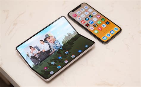 Mua điện thoại cao cấp không mua iPhone thì mua Samsung chứ mua gì giờ