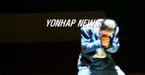 권총 들고 사느냐 죽느냐 독백하는 햄릿