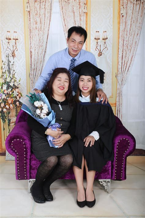 Graduation Photos 畢業相 畢業家庭攝影 個人畢業相 家庭相 學校畢業典禮攝影錄影 幼稚園畢業相 大學畢業相 水晶相架