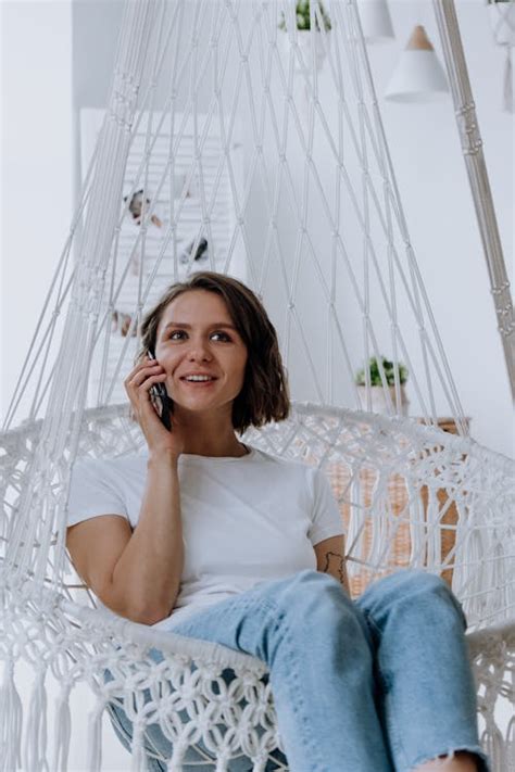 가정의 편안함 고요함 그네 긍정적 인 감정 기술 낮 디지털 장치 라이프스타일 레크리에이션 무선 헤드폰 미니멀리스트 인테리어 미소 짓는 발견하다 밝은