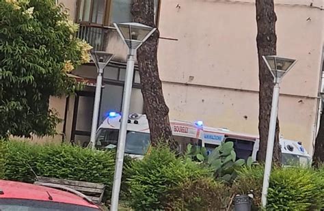 Ragazza Di 18 Anni Precipita Dal Quarto Piano Forse Per Un Selfie è
