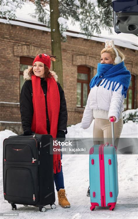 눈 내리는 날 자동차 트렁크에서 짐 가방을 꺼내는 엄마와 딸 2명에 대한 스톡 사진 및 기타 이미지 2명 Z세대 가방 Istock