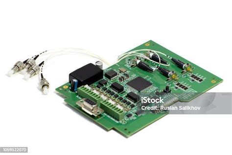광섬유 커넥터 연결 및 기타 부품 프론트 사이드 흰색 절연 각도 보기 전자 인쇄 회로 기판 Cpu에 대한 스톡 사진 및 기타