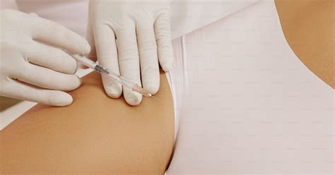 여자는 비키니 구역에서 주사를 맞았습니다 피부 회춘 또는 부인 과학의 개념 사진 Unsplash의 사람 이미지