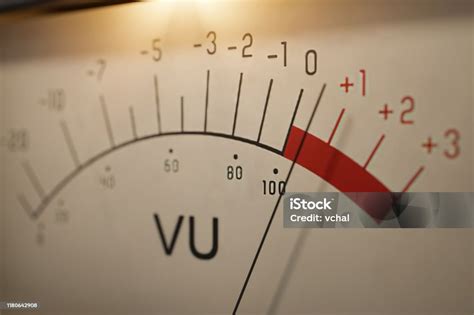 아날로그 Vu 미터 소리의 볼륨 레벨을 측정합니다 3d 렌더링 된 그림입니다 측정기에 대한 스톡 사진 및 기타 이미지 측정기