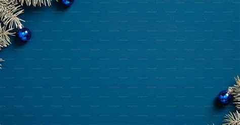 소나무 가지로 만든 크리스마스 프레임은 파란색 배경에 공을 장식했습니다 최소한의 스타일 메리 크리스마스와 새해 복 많이 받으세요 인사말 카드 디자인 사진