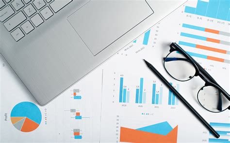 비즈니스 문서 그래프와 차트가 포함 된 경제 보고서 직장에서 노트북 안경 및 연필 클로즈업 평면도 0명에 대한 스톡 사진 및 기타 이미지 Istock