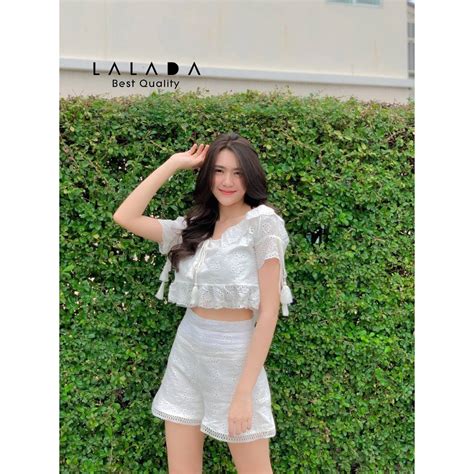 Set เสื้อลูกไม้แขนจีบช่วงคอสามารถผูกปรับขนาดได้ มีซับในและซิบหลัง มาคู่กับกางเกงลูกไม้เอวสูง