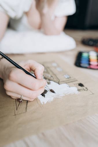 현대식 인테리어로 작업하는 과정에서 작가의 손 여성의 손은 건축 프로젝트에 대한 스케치를 그립니다 수채화를 사용 20 24세에 대한 스톡 사진 및 기타 이미지 Istock