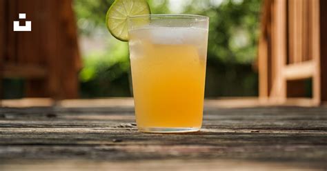 노란색 액체와 얇게 썬 레몬이 든 투명한 음료수 유리 사진 Unsplash의 무료 텍사스 이미지