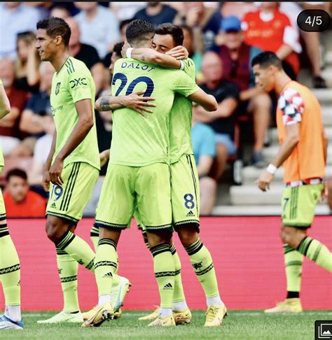 유니폼 이렇게만 보면 이쁜데 잔디 위에서 뛰는거 보면 ㄹㅇ 보호색마냥 존나 별로네 ㅋㅋ 해외축구 에펨코리아