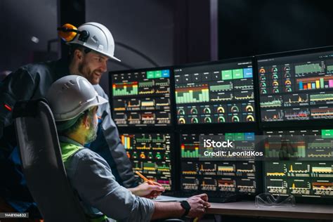 공장에서 제품 프로세스를 따르는 헤드 엔지니어 및 공장 운영자는 Scada 시스템과 인더스트리 40을 사용합니다 두 명의