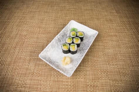 레인 보우 스시 롤 연어 장 어 참치 아보카도 로얄 새우 크림 치즈 필라델피아 캐 비어 Tobica 華 스시 메뉴입니다 일본 요리입니다 0명에 대한 스톡 사진 및 기타