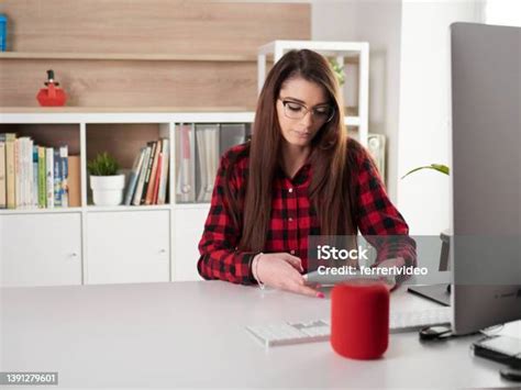 데스크톱 Pc와 디지털 태블릿으로 집에서 일하는 젊은 여성 디지털 태블릿 사용하기에 대한 스톡 사진 및 기타 이미지 디지털 태블릿 사용하기 레저 활동 명랑한 Istock