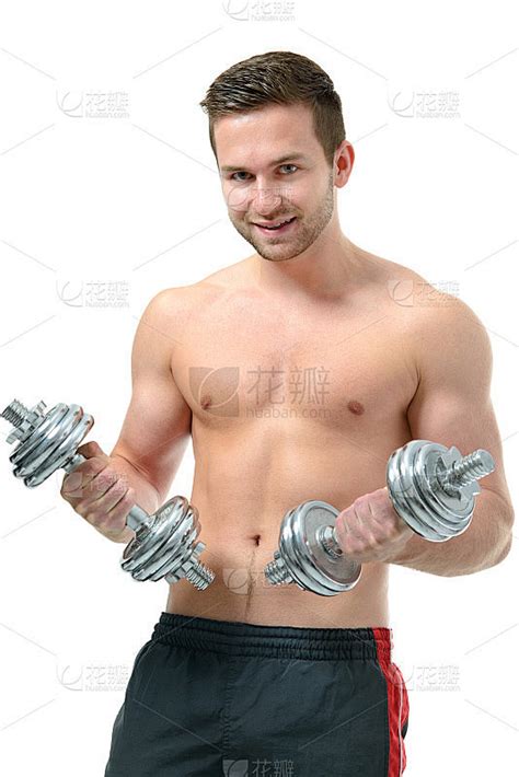 健壮的年轻人在用哑铃做运动
