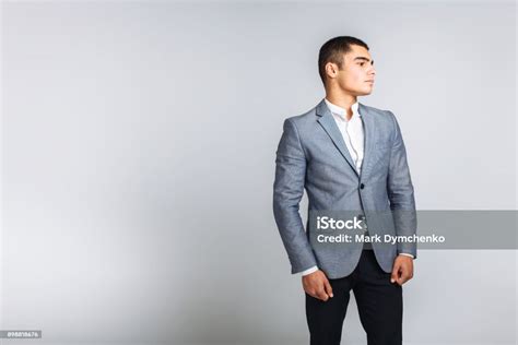 스튜디오 흰색 배경 세련 된 비즈니스 맨에서 아름 다운 포즈의 초상화 경영자에 대한 스톡 사진 및 기타 이미지 경영자 기업 비즈니스 남자 Istock