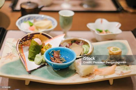 일본 야마나시 가와구치코 호수의 전통 료칸 리조트에서 일본식 저녁 식사 세트와 전채 가이세키요리에 대한 스톡 사진 및 기타 이미지 가이세키요리 저녁 식사 료칸