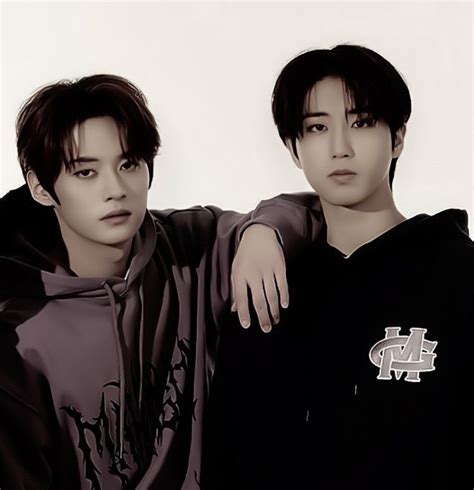 Minsung Мальчики позирование для фото Певцы Мальчики позирование