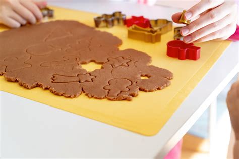 선택적 초점 다양한 크리스마스 쿠키 커터와 진저 브레드 쿠키를 만드는 아이들 진저 브레드 반죽 가족 크리스마스 순간 2명에 대한 스톡 사진 및 기타 이미지 Istock