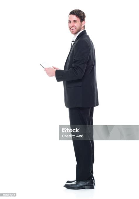 2029세의 카메라 전신 1인 아름다운 코카서스 청년 남성 여성 여성 매니저 사업가 비즈니스맨 이 서 있는 양복 행복 쾌활한