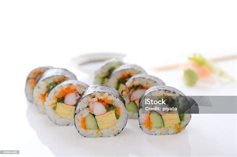 Futomaki 스시 일본어 롤 밥 달걀 아보카도 오이 및 흰색 배경에서 분리 하는 캐 비어 게에 대한 스톡 사진 및 기타 이미지 Istock