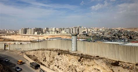 قرار إسرائيلي ببناء جدار جديد وخشية من تكرار هجوم 7